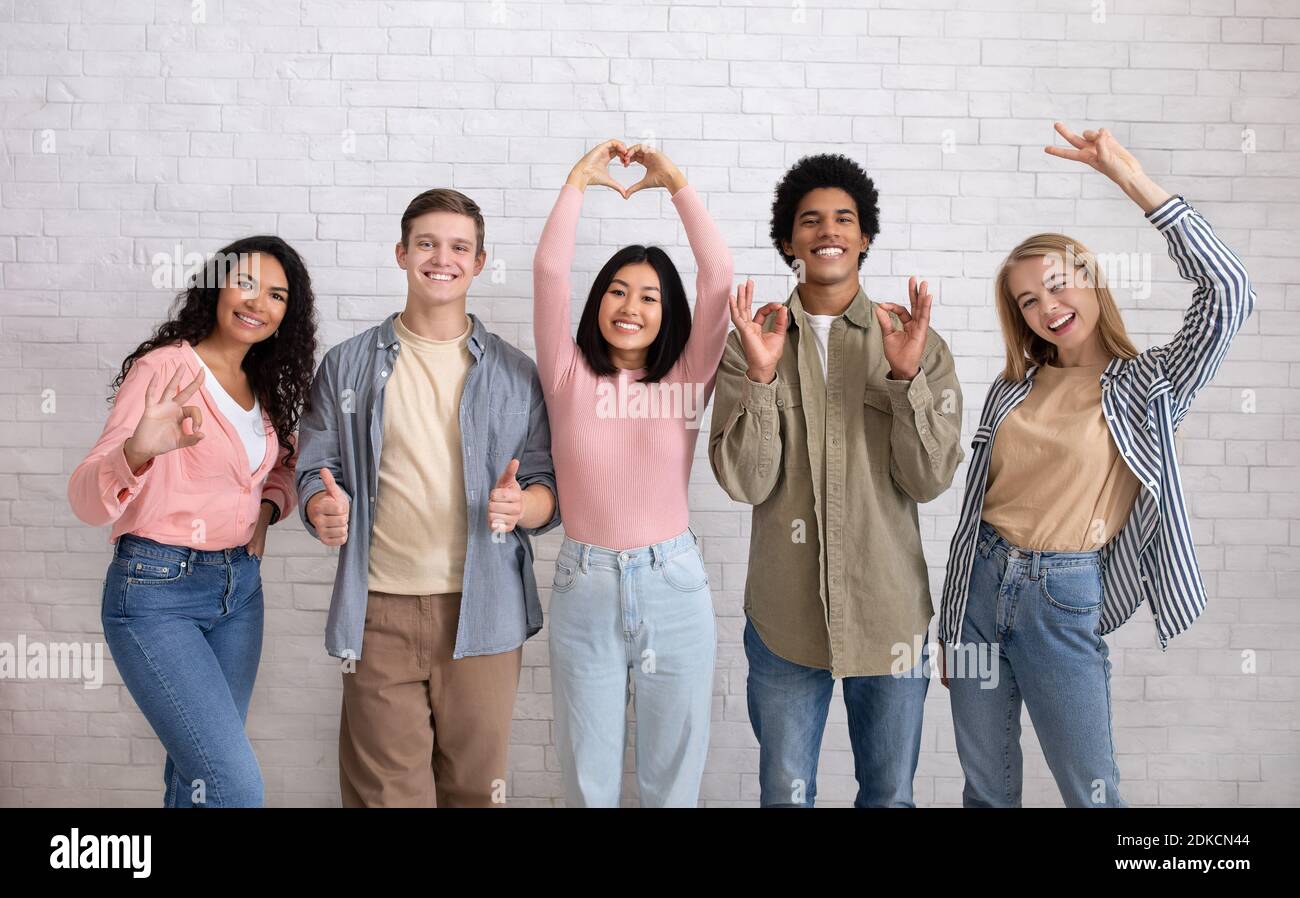 Multiracial friendship hands -Fotos und -Bildmaterial in hoher ...