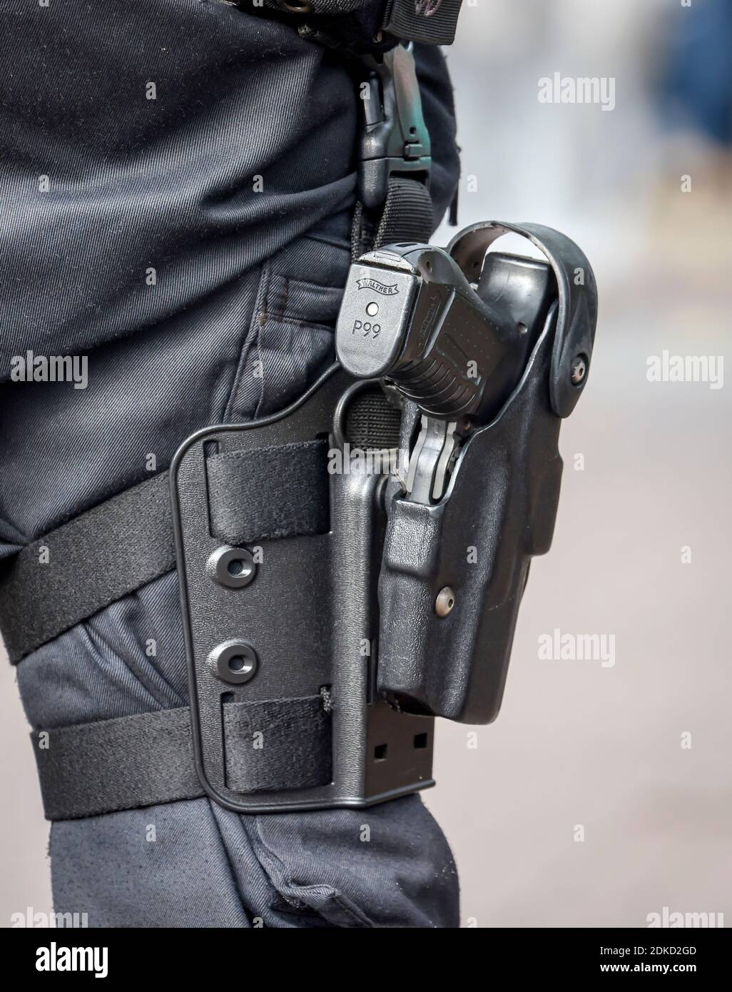 Police officer pistol -Fotos und -Bildmaterial in hoher Auflösung – Alamy