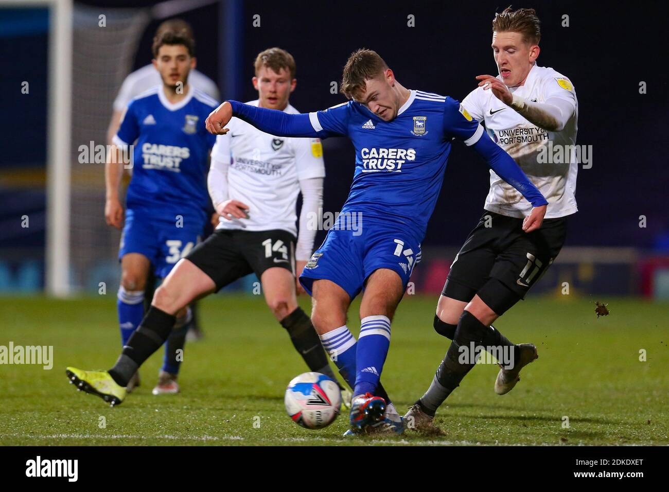 Jack Lankester aus Ipswich Town in Aktion mit Ronan Curtis aus ...