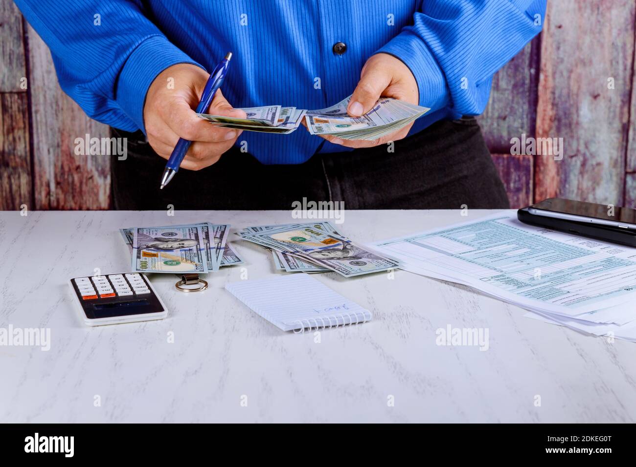 Hände zählen das Geld in 100 Rechnungen. US-Dollarnoten Stockfotografie ...