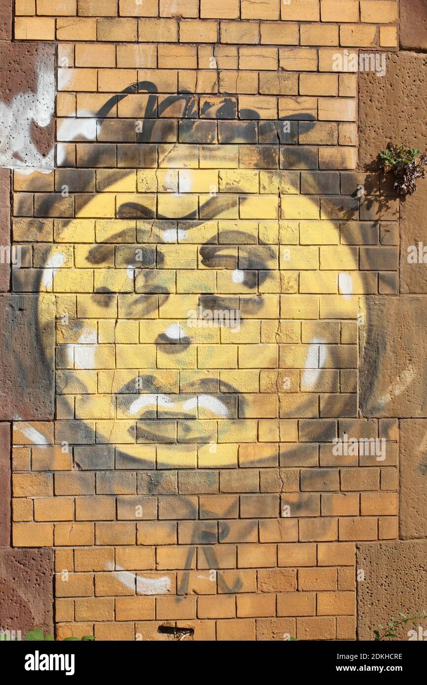 Mondgesicht auf einer Ziegelwand gemalt, Hamburg, Deutschland, Europa ...