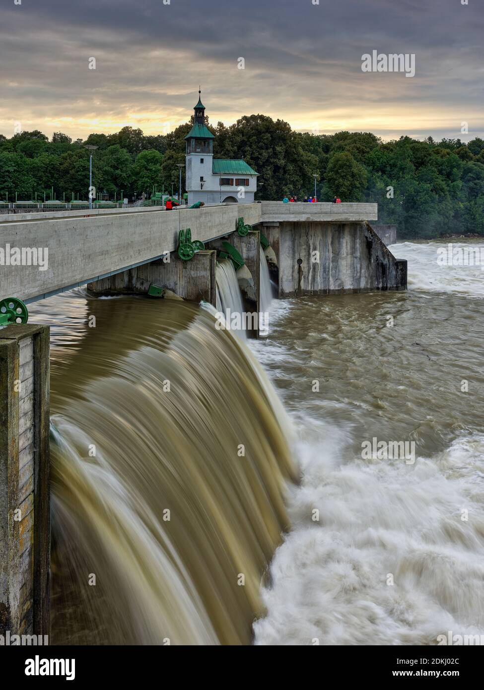 Wehr, Wehr, Abfluss, Fluss, Wasser, Hochwasser, braune Flut, Beton ...