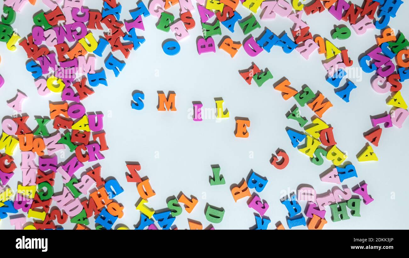 Logo mit mehrfarbigen buchstaben -Fotos und -Bildmaterial in hoher ...