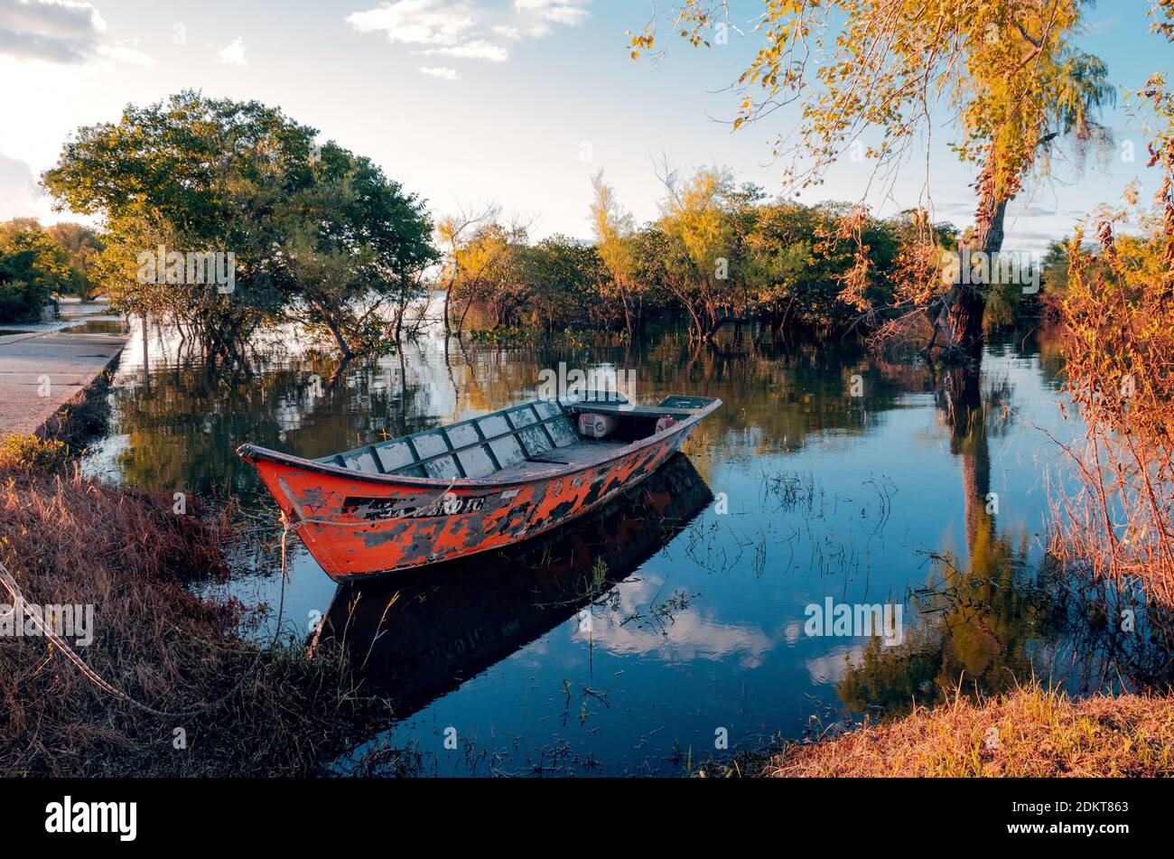 Yellow floating boat river -Fotos und -Bildmaterial in hoher Auflösung – Alamy