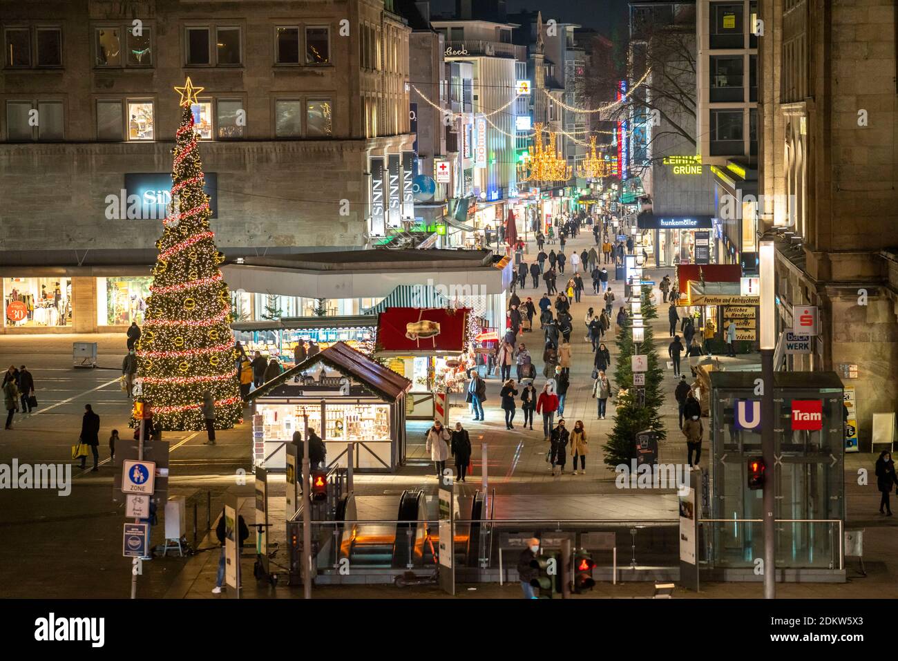 Shopping street christmas time -Fotos und -Bildmaterial in hoher ...