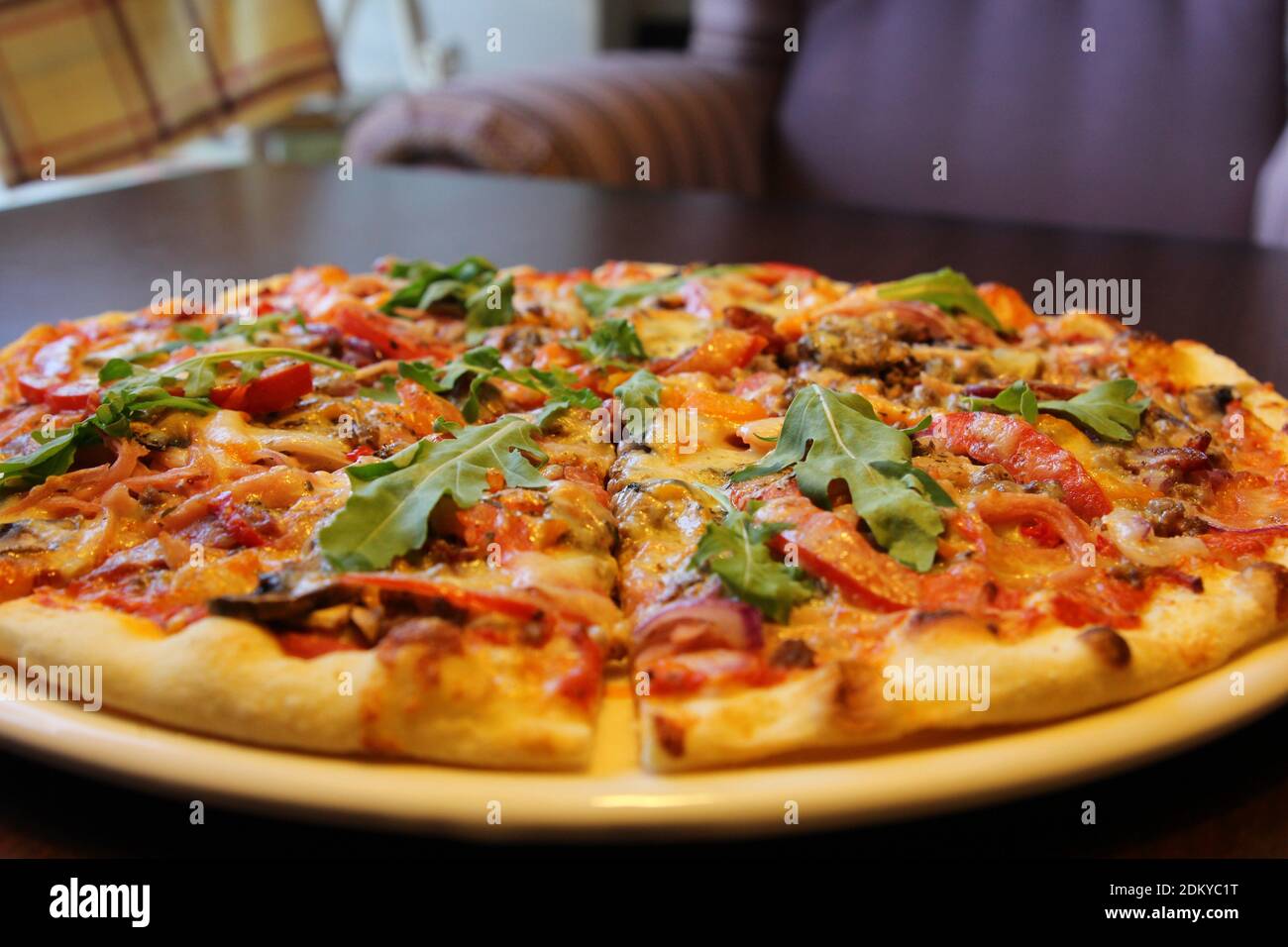 Pizza mit dünner Kruste und frischen Basilikumblättern. Scheiben Pizza ...