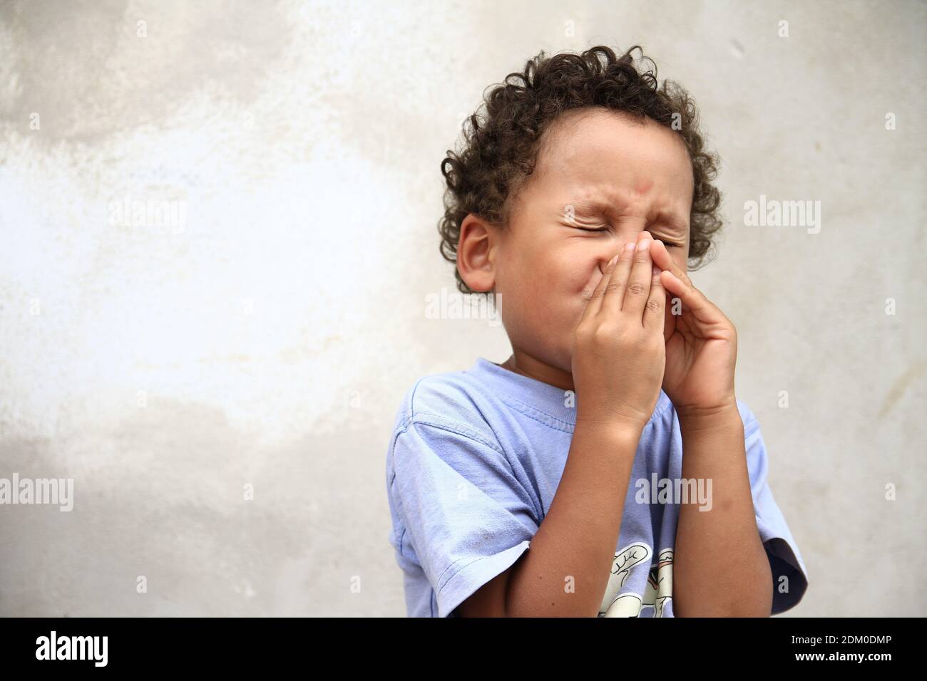 Boy 5 years crying -Fotos und -Bildmaterial in hoher Auflösung - Seite ...
