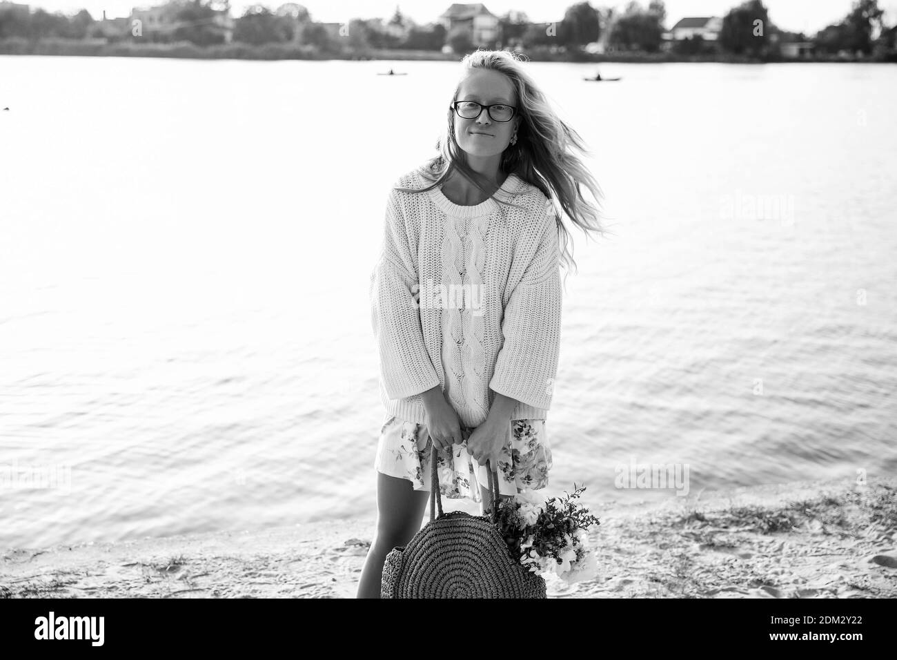 Junge Frau Im Urlaub Am Strand Schwarzweiß Stockfotos Und Bilder Alamy