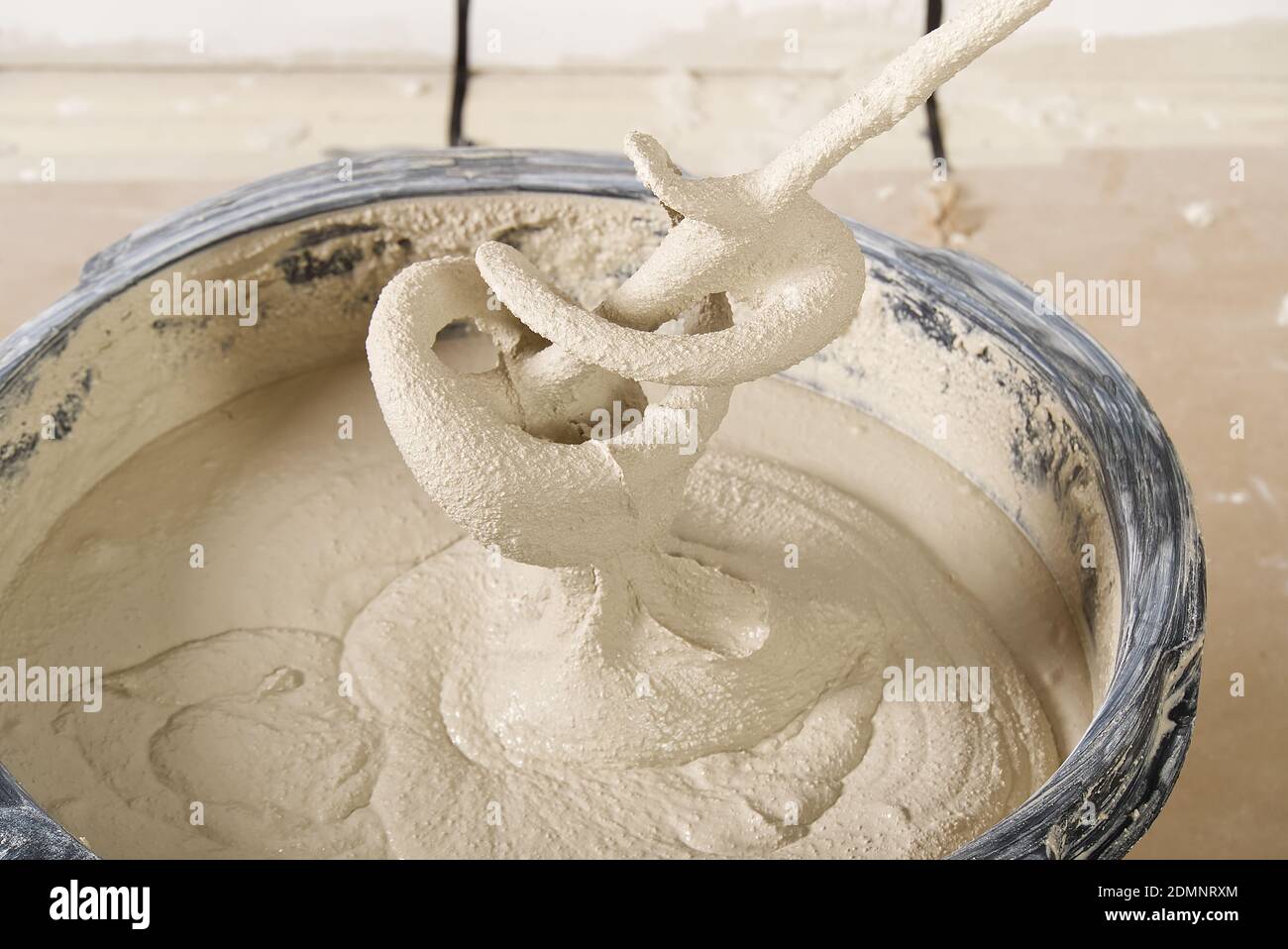 Man mixing cement in bucket -Fotos und -Bildmaterial in hoher Auflösung ...