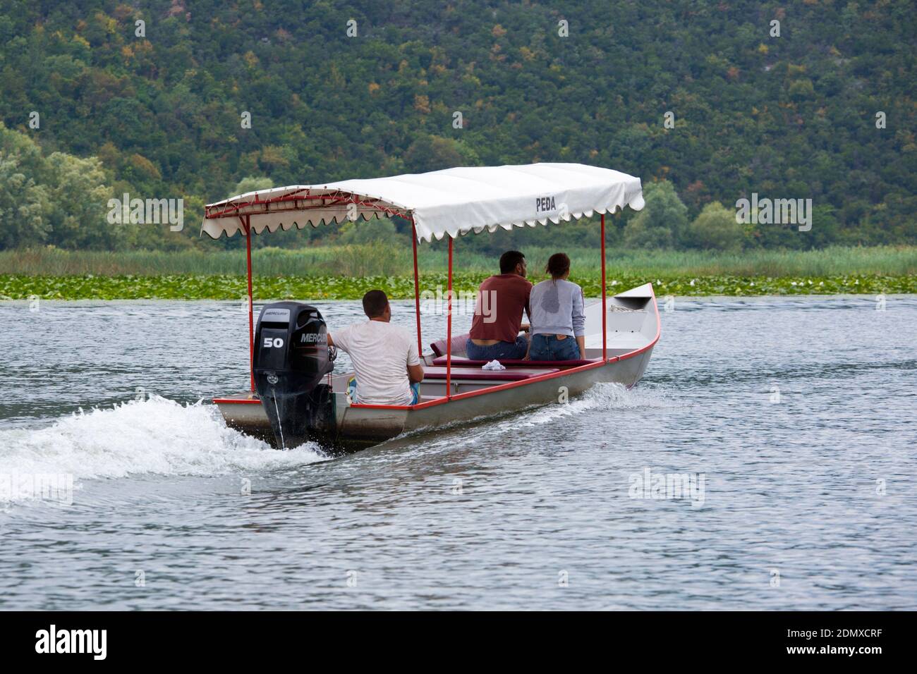Ausflugsboot auf dem skadar see -Fotos und -Bildmaterial in hoher ...