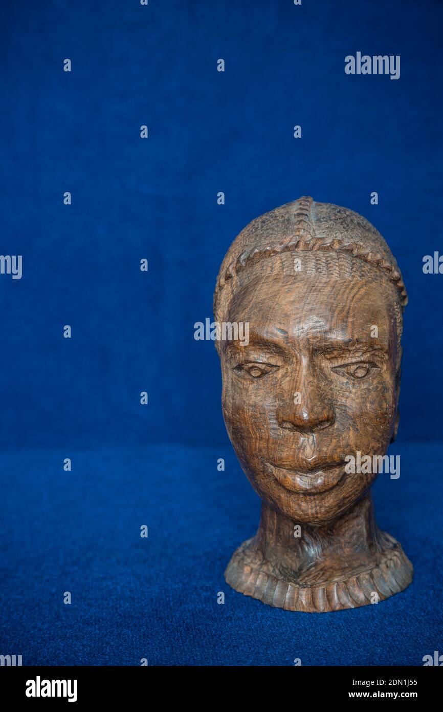 African carved head -Fotos und -Bildmaterial in hoher Auflösung – Alamy