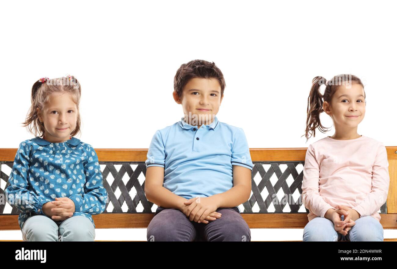 Schulkinder sitzen auf der bank -Fotos und -Bildmaterial in hoher Auflösung – Alamy