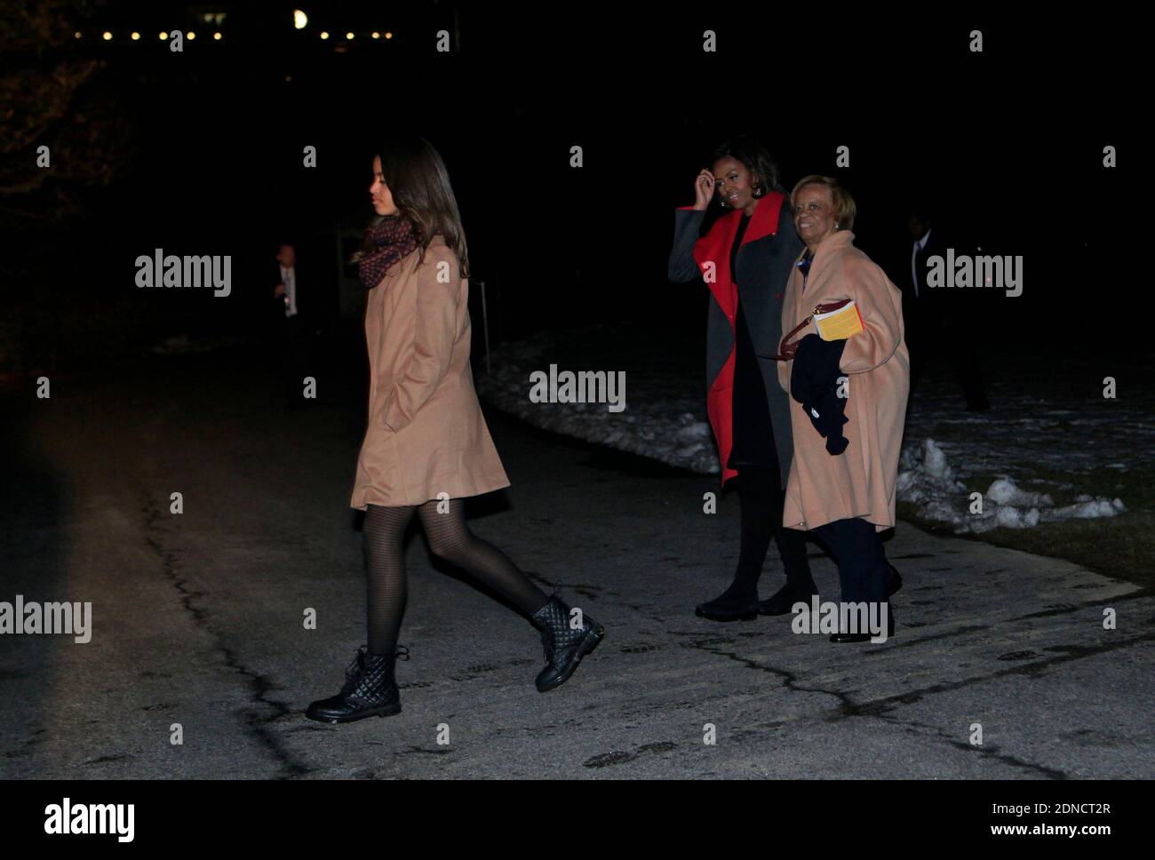 Marian Robinson und First Lady Michelle Obama und Tochter Malia gehen ...