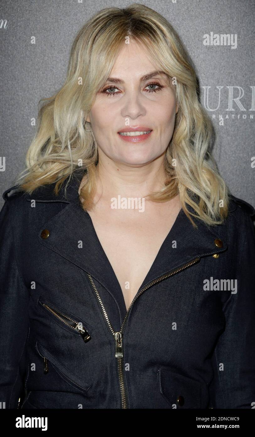 Emmanuelle Seigner posiert bei einer Fotoausstellung für den Cocktail ...