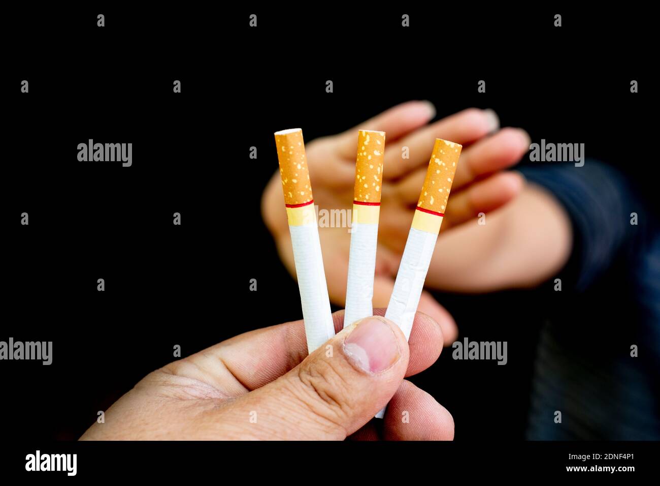Aschenbecher brennende zigarette Stockfotos und -bilder Kaufen - Alamy