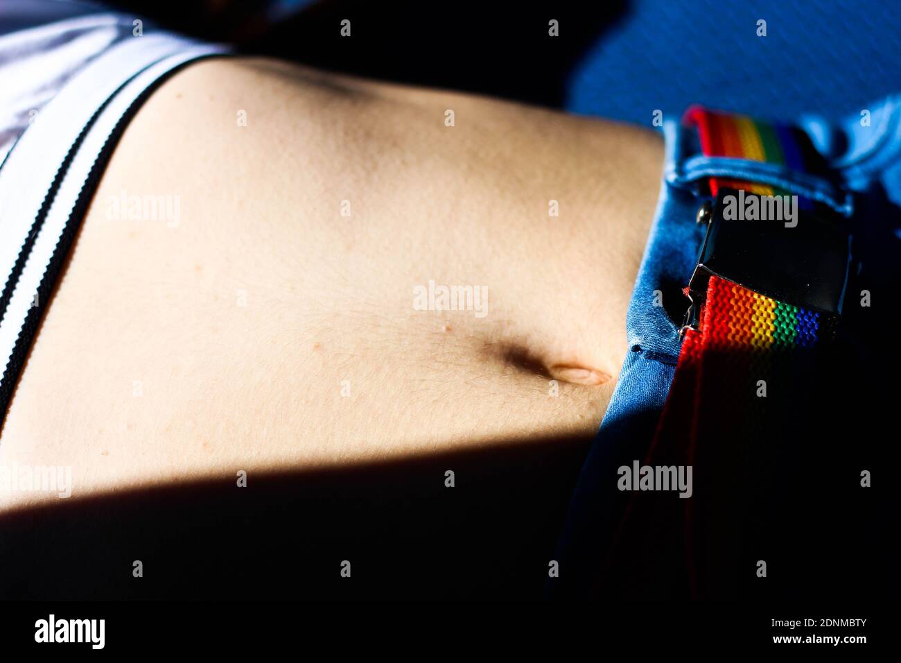 Bauchnabel zeigt -Fotos und -Bildmaterial in hoher Auflösung – Alamy