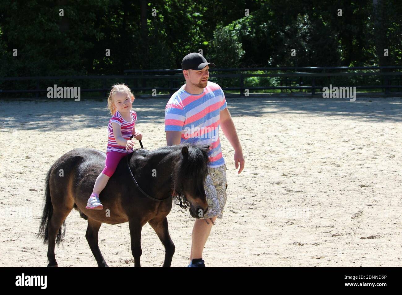 Daughter pony girl riding pony -Fotos und -Bildmaterial in hoher ...