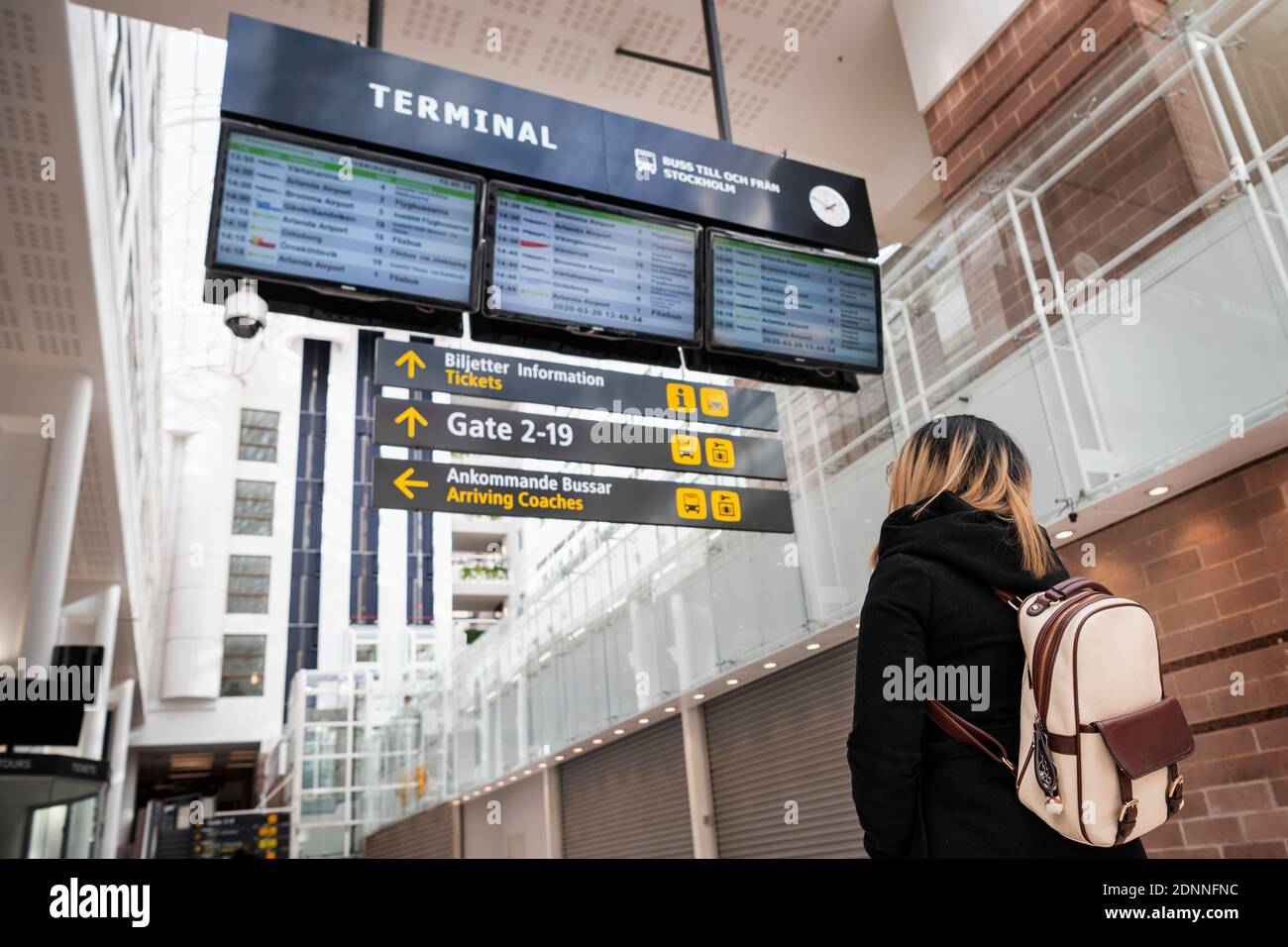 Frau schaut auf abfahrtstafel -Fotos und -Bildmaterial in hoher ...