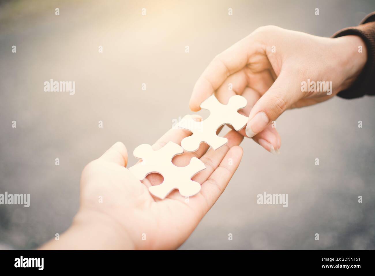Two men holding puzzle pieces -Fotos und -Bildmaterial in hoher ...