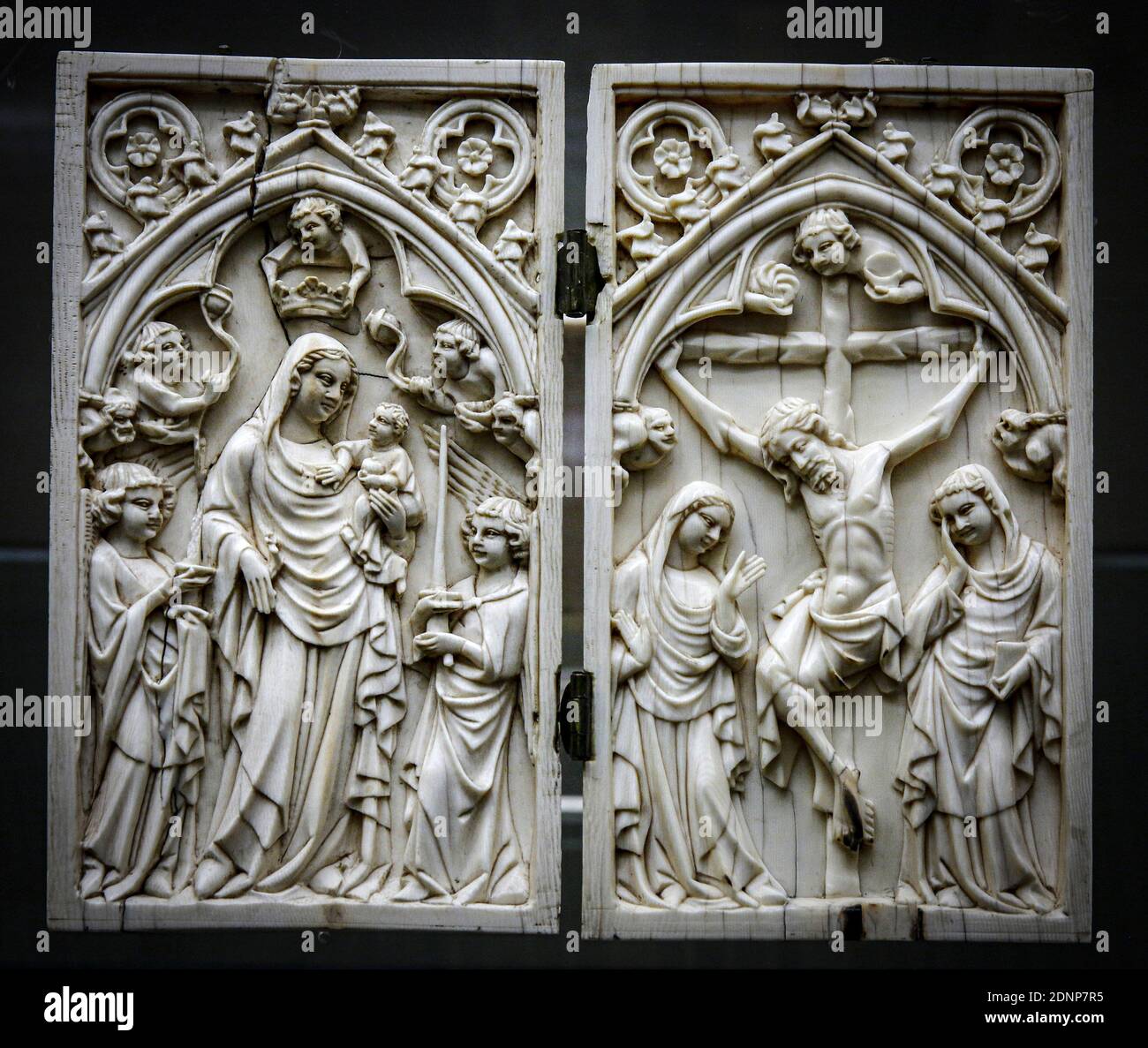 Madonna tra angeli e crocifissione -Fotos und -Bildmaterial in hoher Auflösung – Alamy