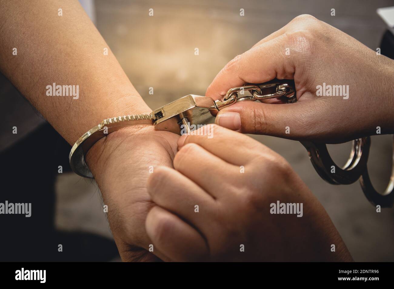 Polizei Verhaftet Kriminelle Handschellen Stockfotos und -bilder Kaufen ...