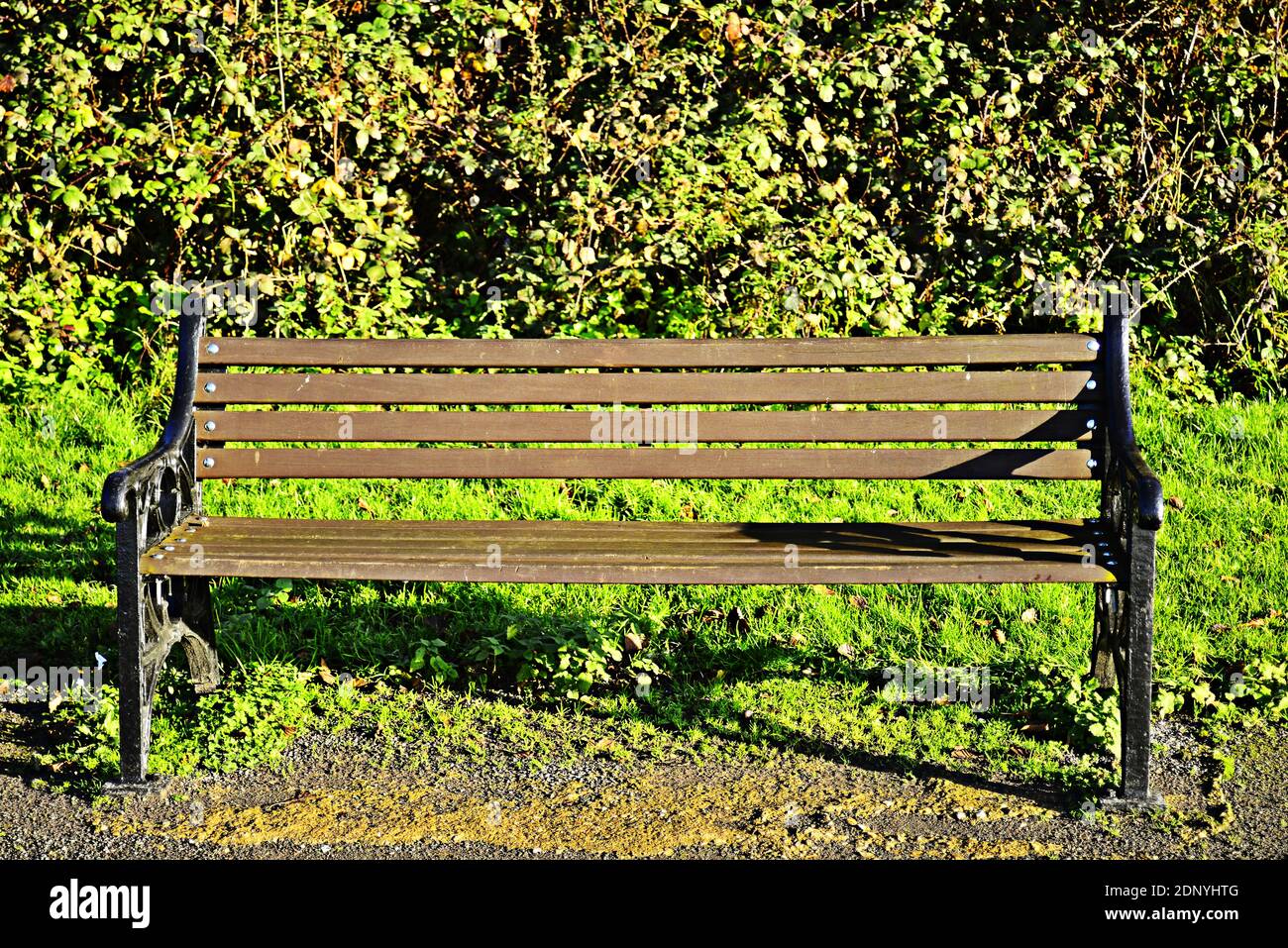 Bank aus holz -Fotos und -Bildmaterial in hoher Auflösung – Alamy