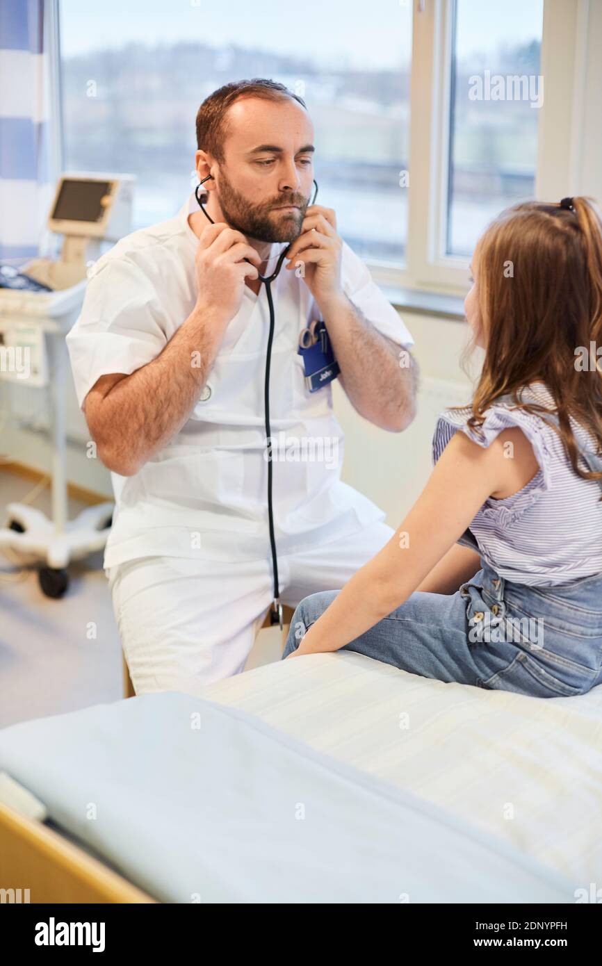 Mitarbeiter untersuchen -Fotos und -Bildmaterial in hoher Auflösung – Alamy