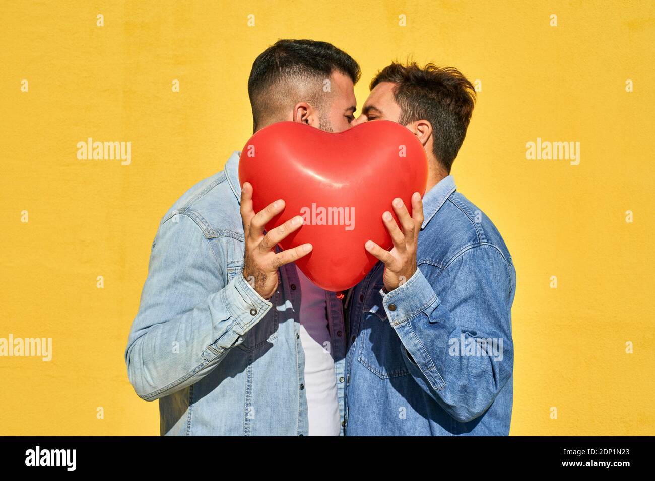 Zwei Schwule Junge Männer Küssen Sich Fotos Und Bildmaterial In Hoher 6521