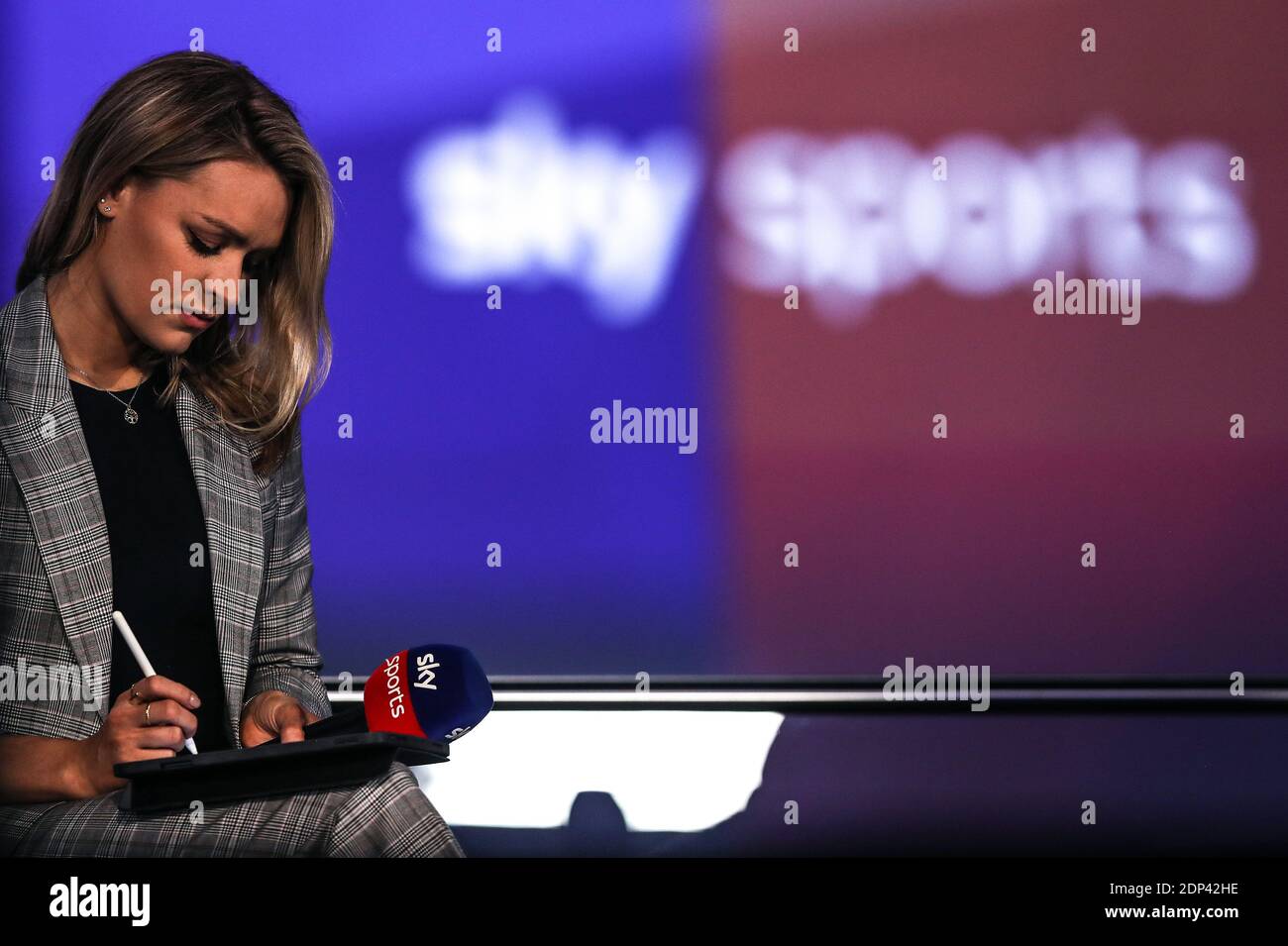 Sky Sports-Moderatorin Laura Woods macht Notizen während des vierten ...