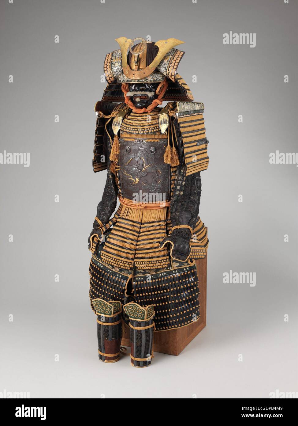 Eine vertikale Aufnahme von Samurai-Rüstung auf grauem Hintergrund ...