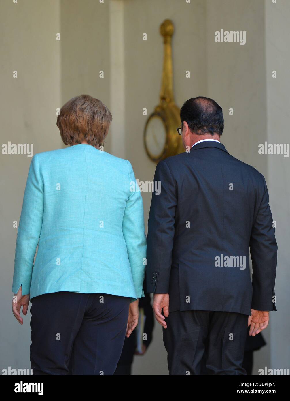 Der französische Präsident Francois Hollande begrüßt Bundeskanzlerin ...