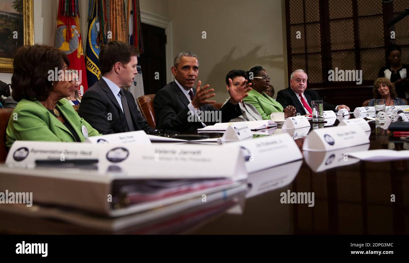 US-Präsident Barack Obama (2L) trifft sich mit Kleinunternehmern, um am ...