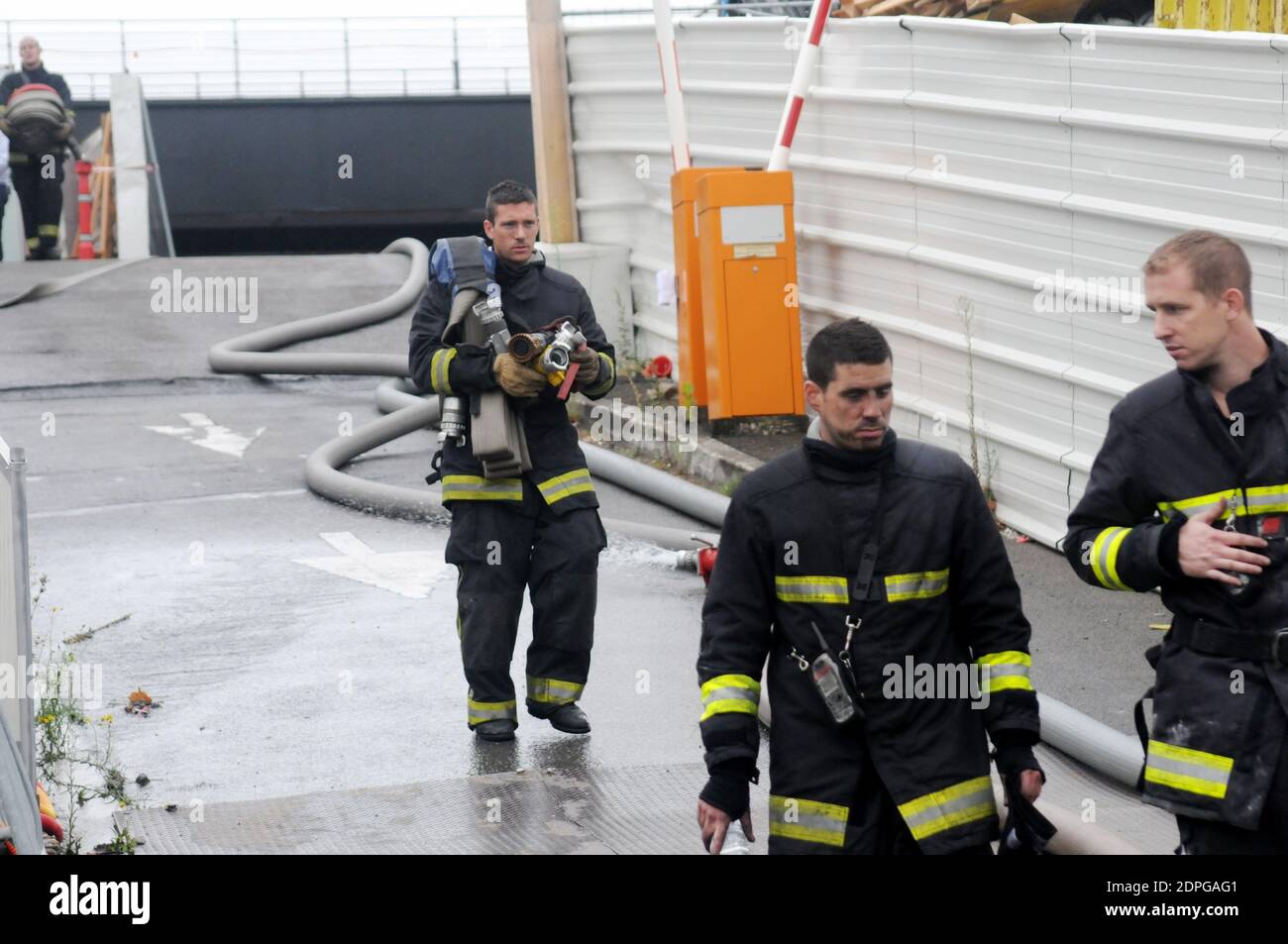 Feuerwehrleute reagieren auf einen Brand im Cite des Sciences et de l ...