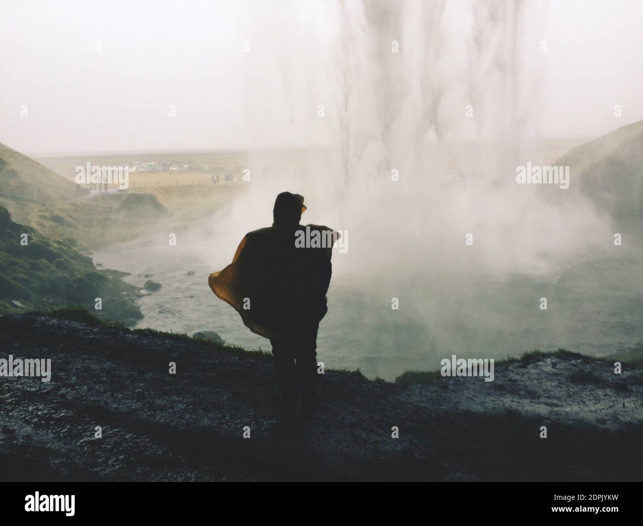 Hinter einem wasserfall stehen -Fotos und -Bildmaterial in hoher ...