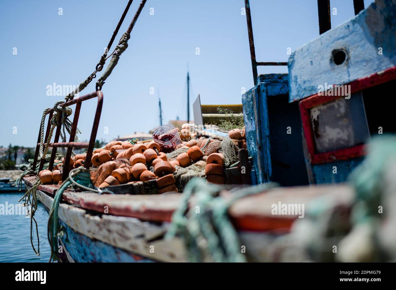 Rostiges altes containerschiff -Fotos und -Bildmaterial in hoher ...