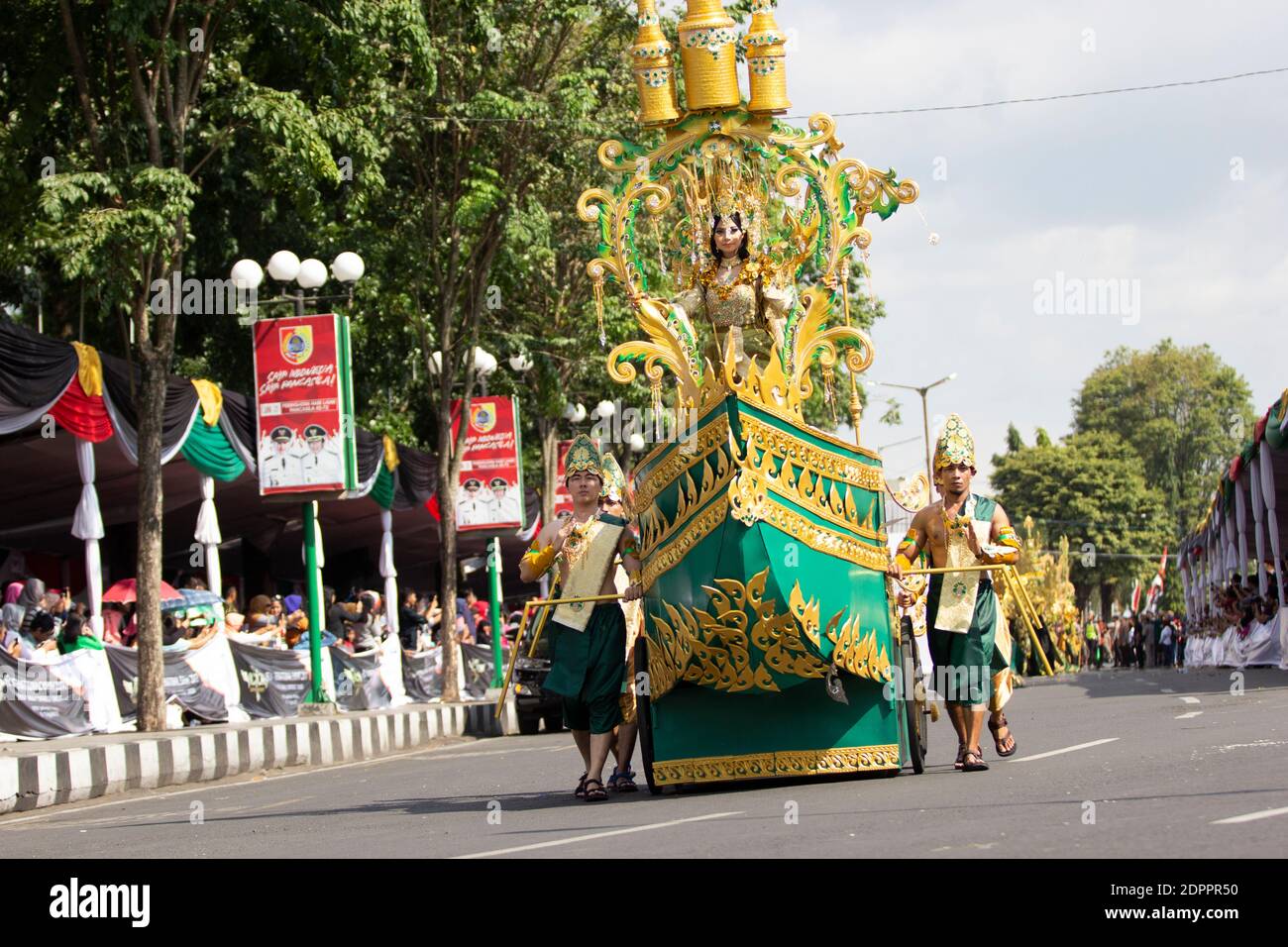 Jember mode karneval -Fotos und -Bildmaterial in hoher Auflösung – Alamy