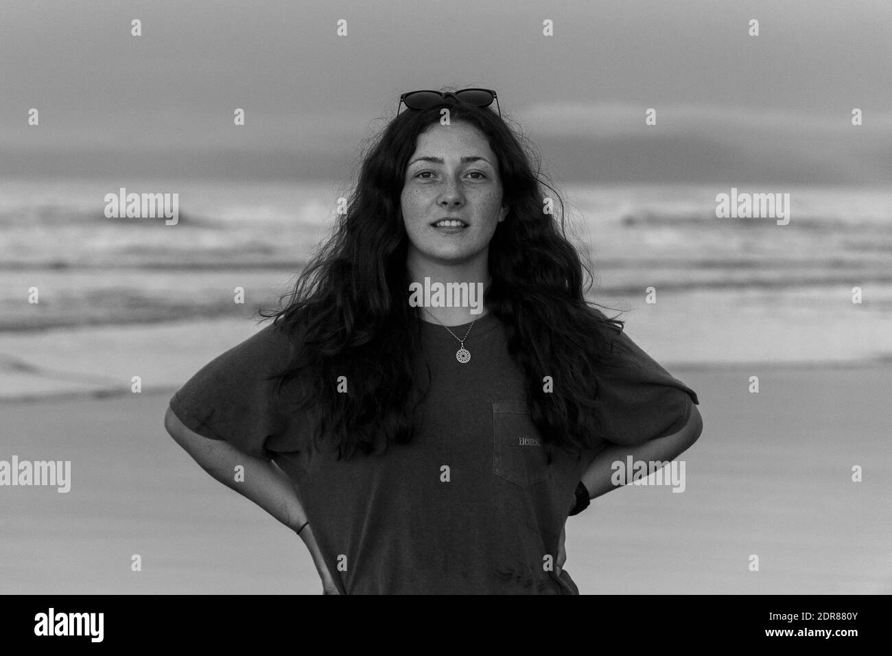 Junge frau steht am strand Schwarzweiß-Stockfotos und -bilder - Alamy