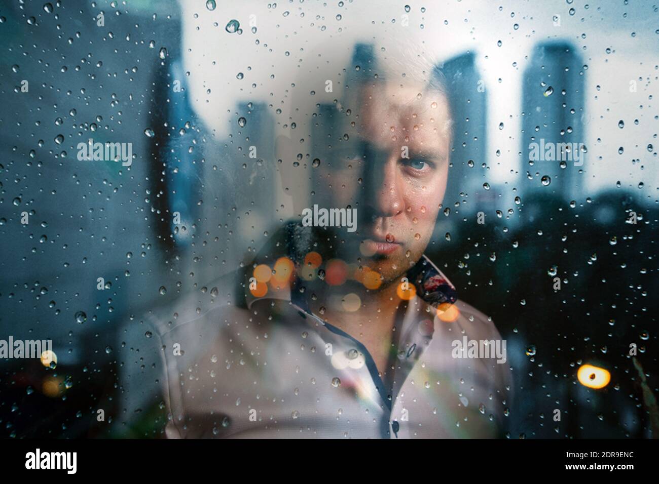 Mann regen vor fenster -Fotos und -Bildmaterial in hoher Auflösung – Alamy