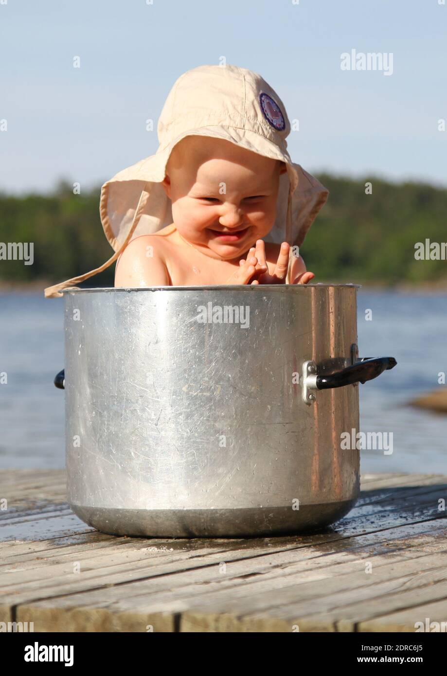 Nettes Mädchen, Das Im Topf Sitzt Stockfotografie - Alamy