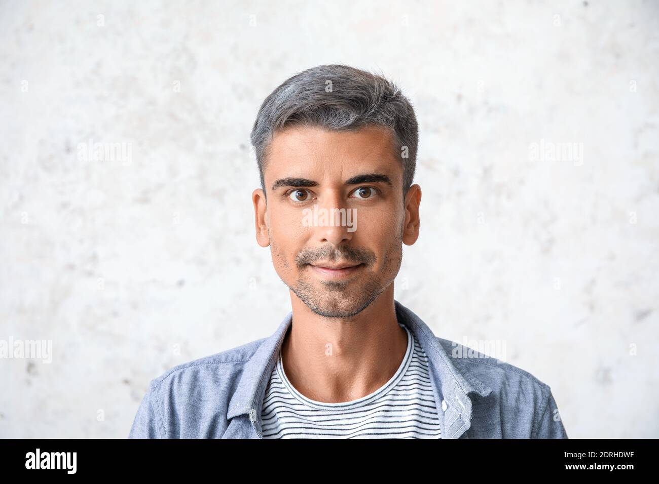 Graue haare ergrauend -Fotos und -Bildmaterial in hoher Auflösung – Alamy