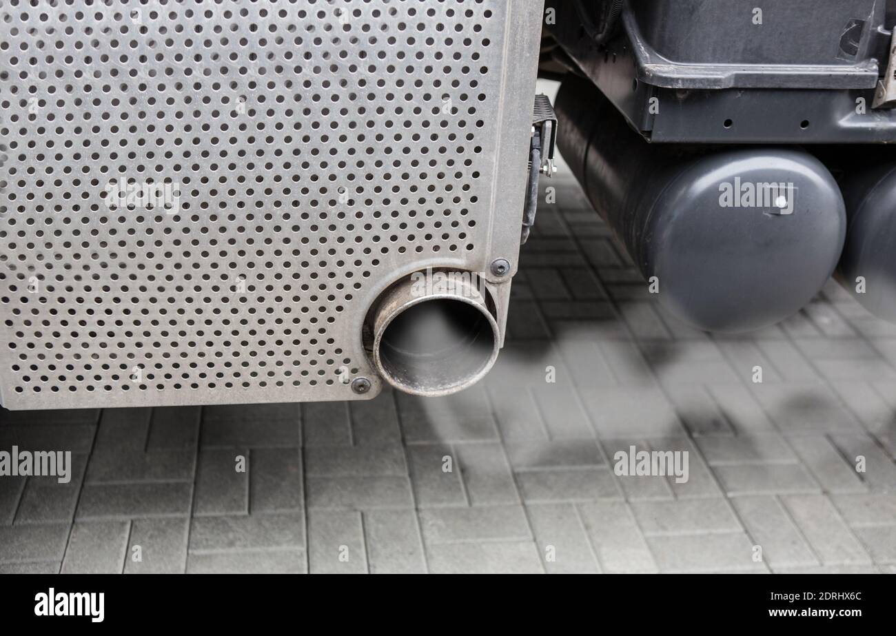 Schwarzer rauch aus dem auspuffrohr -Fotos und -Bildmaterial in hoher ...