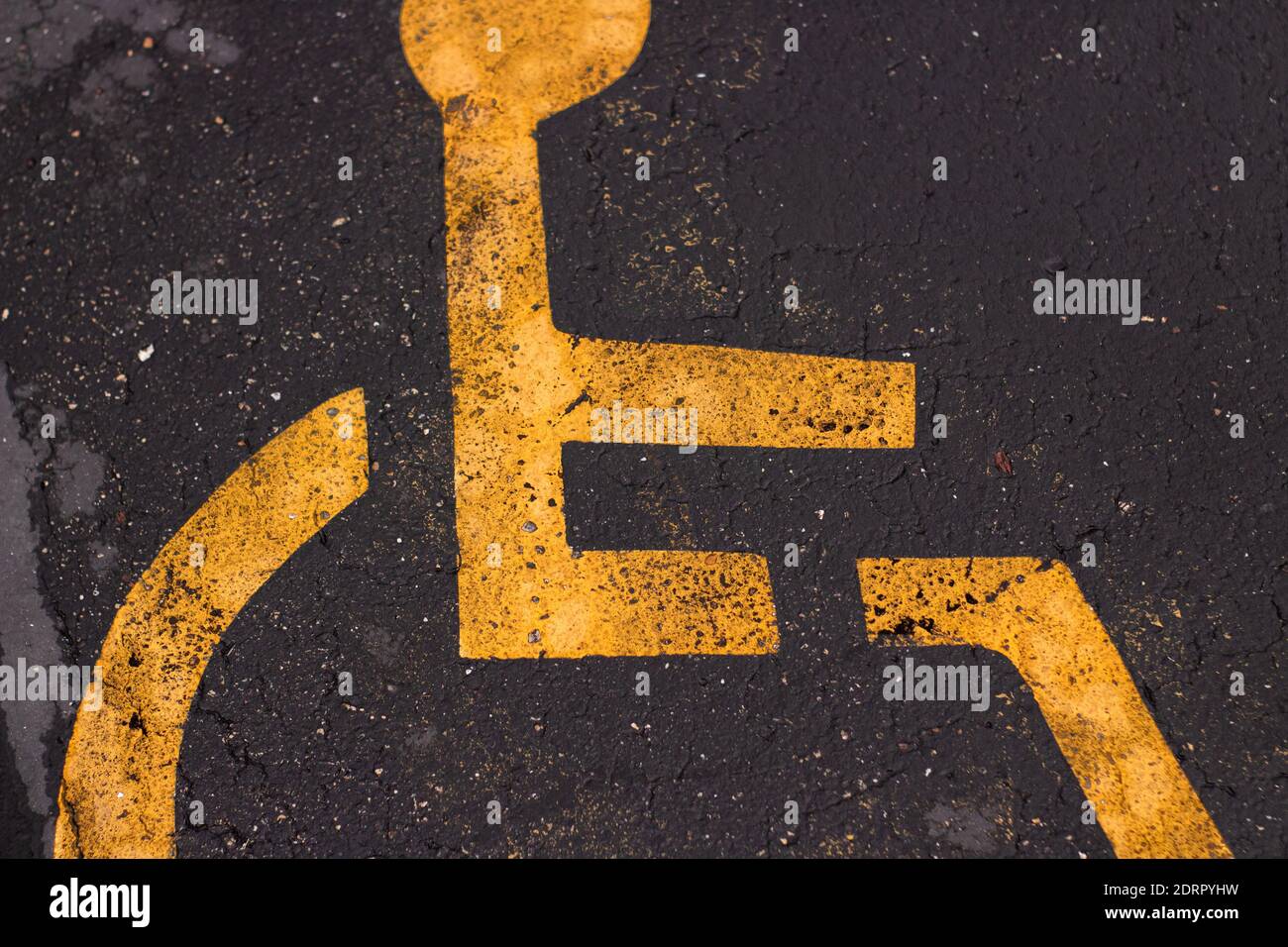 Gelbes rollstuhlzeichen -Fotos und -Bildmaterial in hoher Auflösung ...