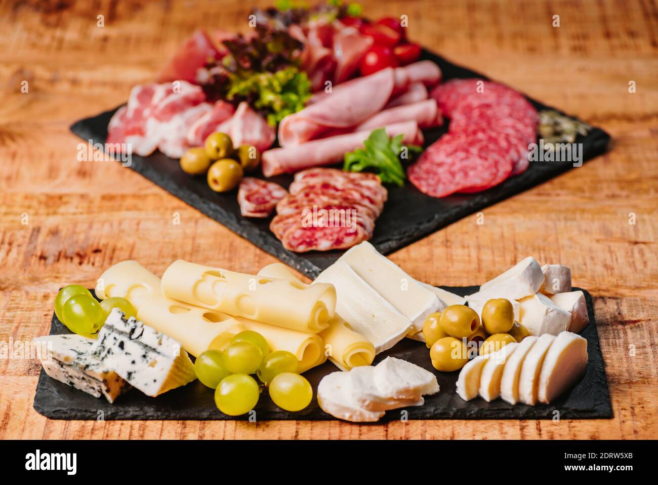 Wurstplatte und Käseplatte. Verschiedene Sorten Wurst und Käse mit ...