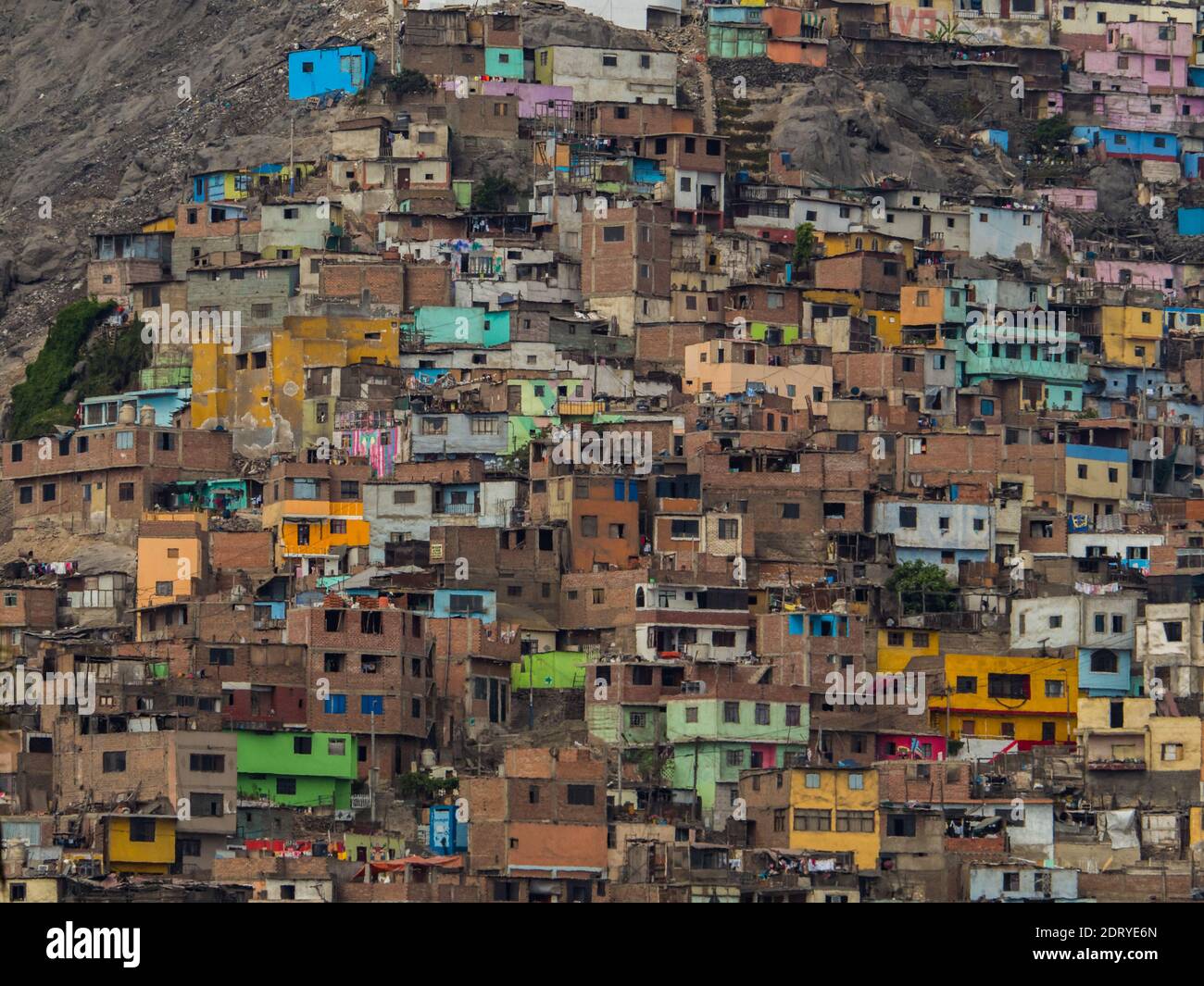 Slum housing lima -Fotos und -Bildmaterial in hoher Auflösung – Alamy