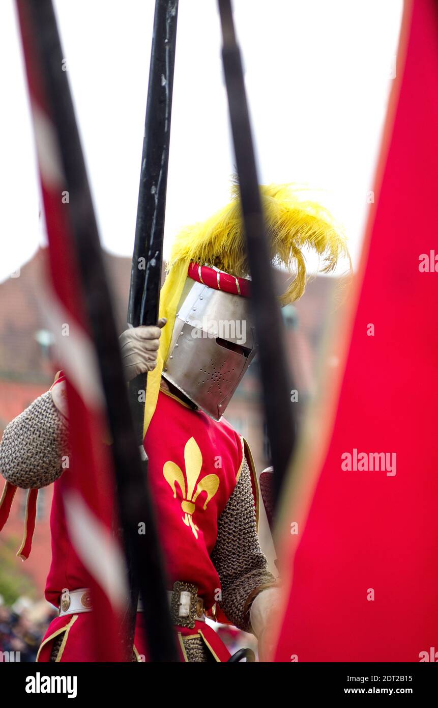 Ritter rüstung rot -Fotos und -Bildmaterial in hoher Auflösung – Alamy