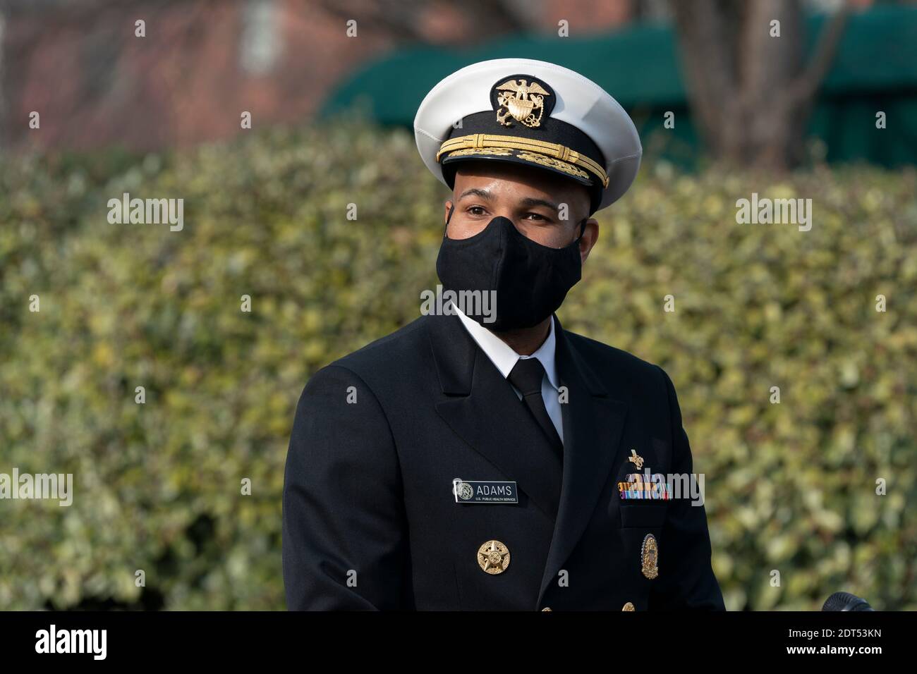 Chirurg General der Vereinigten Staaten VADM Jerome M. Adams, M.D., M.P ...