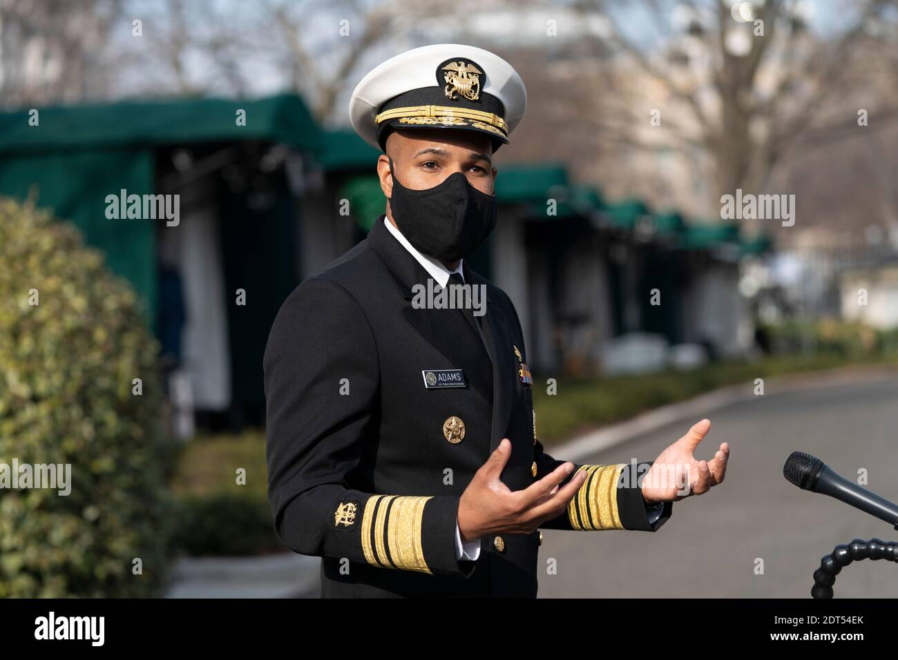 Chirurg General der Vereinigten Staaten VADM Jerome M. Adams, M.D., M.P ...