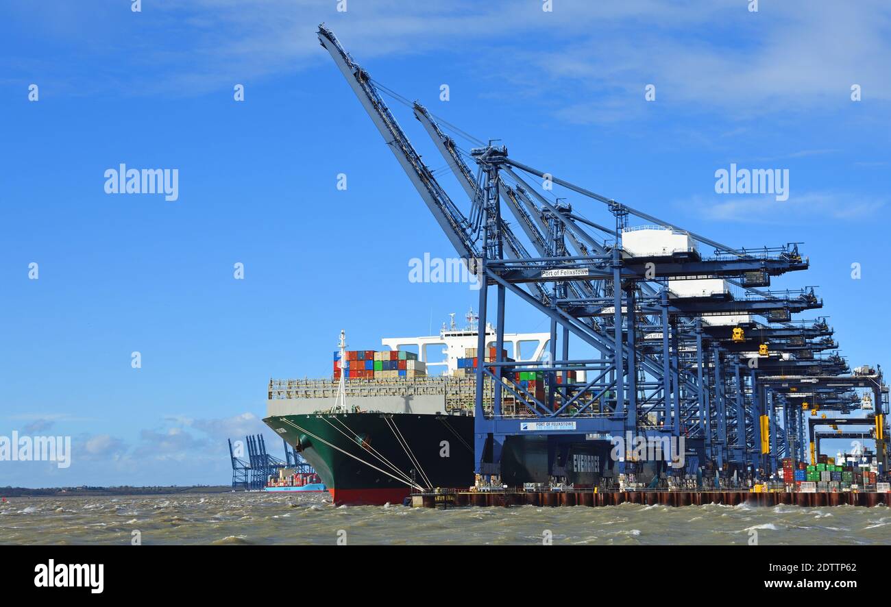 Evergreen container loading -Fotos und -Bildmaterial in hoher Auflösung ...