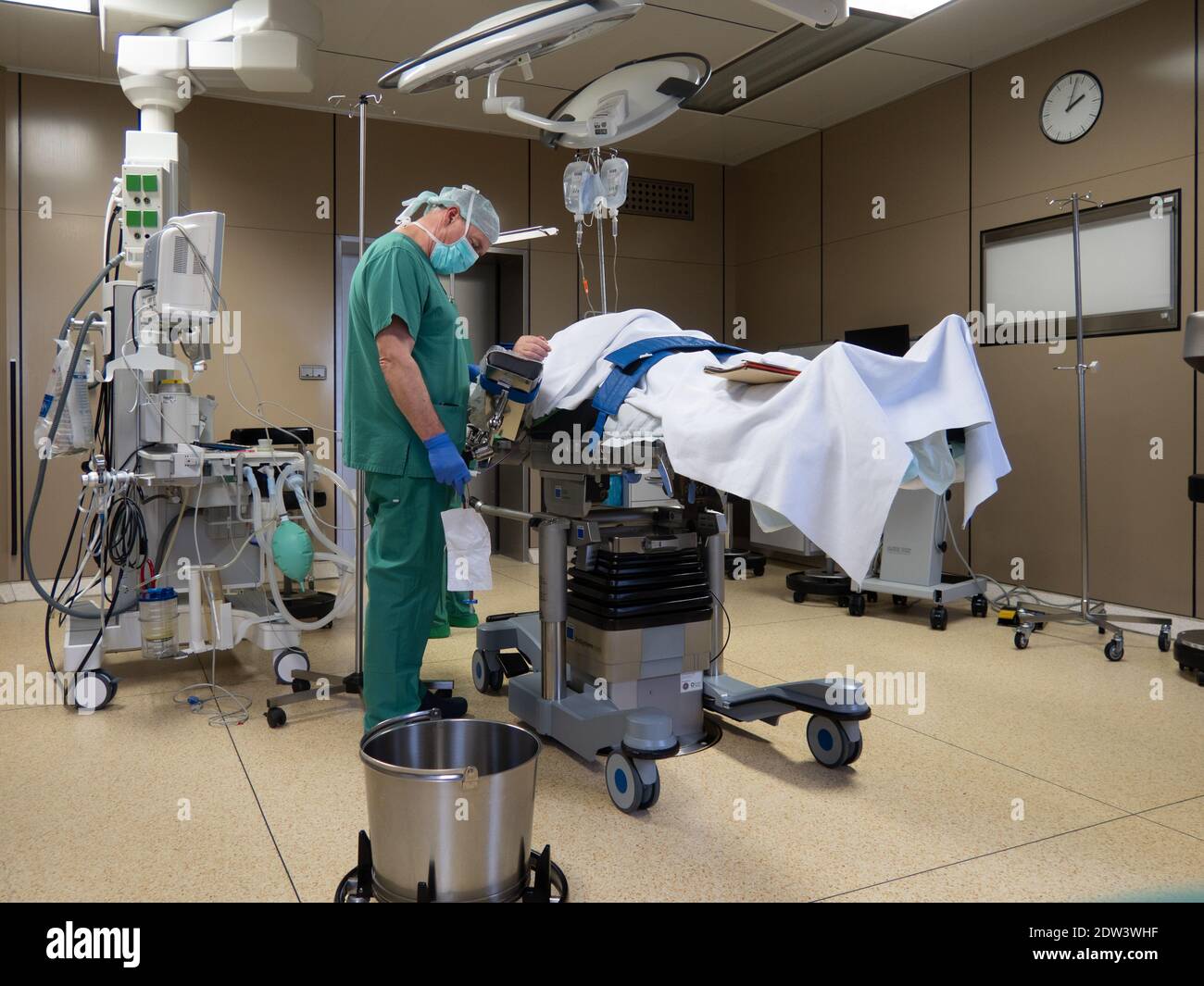 Anesthesia artificial respiration -Fotos und -Bildmaterial in hoher ...