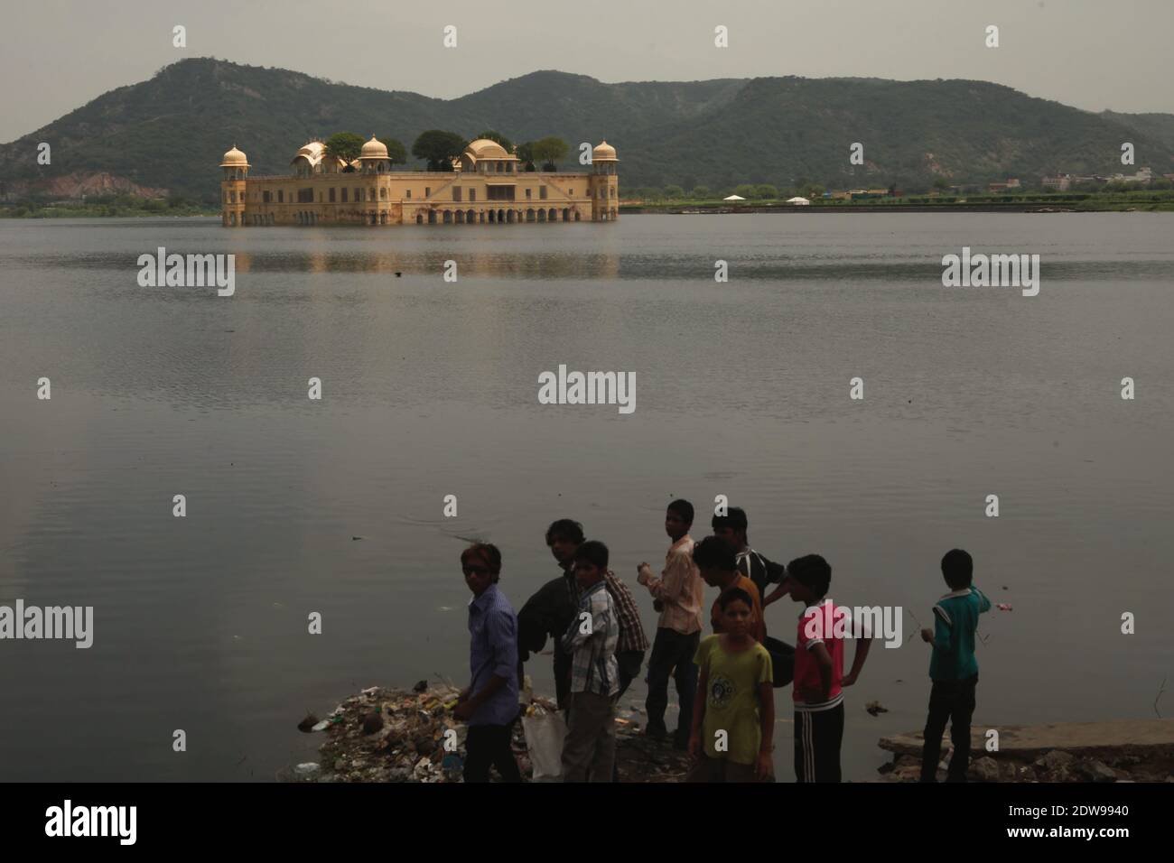 Jugendliche stehen an der Seite des man Sagar Lake, mit Jal Mahal ...